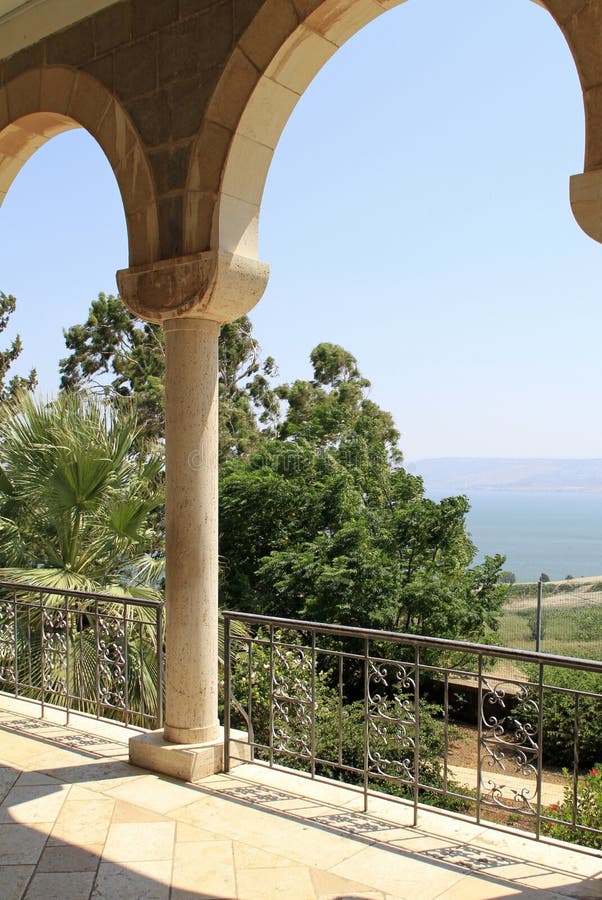 Captura Vertical De Los Arcos Y Columnas De Un Edificio Imagen de ...