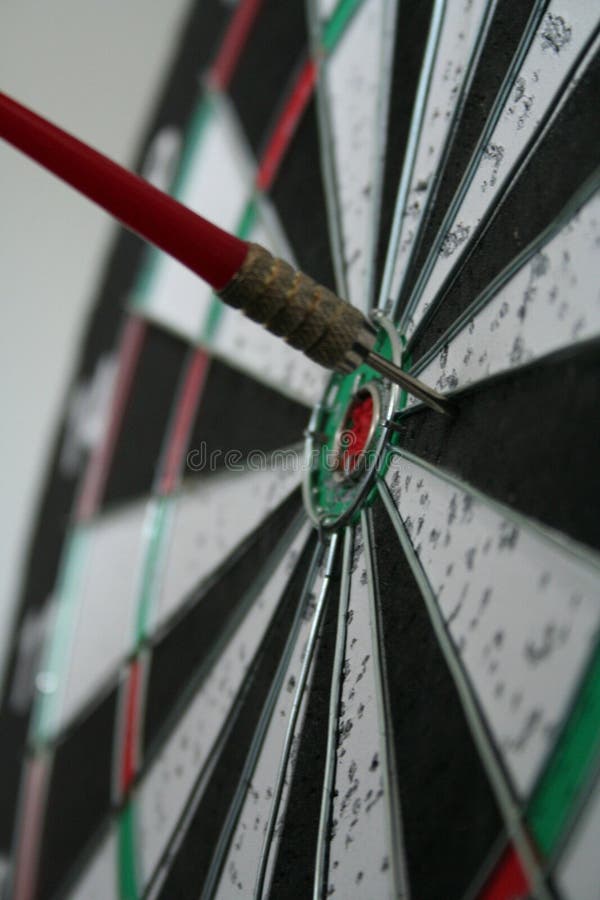 Captura Vertical De Un Dardo Rojo Atascado En Un Dardo Foto de archivo ...