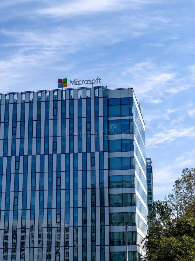 Captura Vertical Del Edificio De Microsoft Office En Bucharest. Foto ...