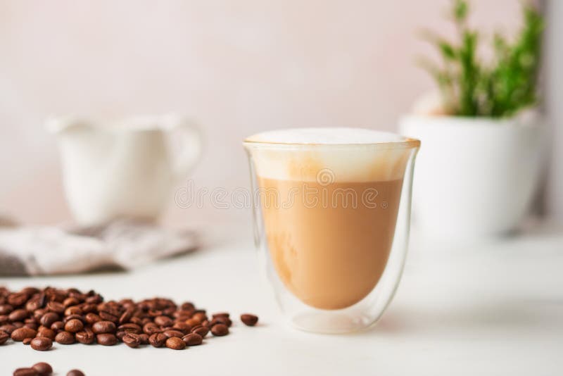 Capuchino En Un Vidrio De Pared Doble Imagen de archivo - Imagen de ...