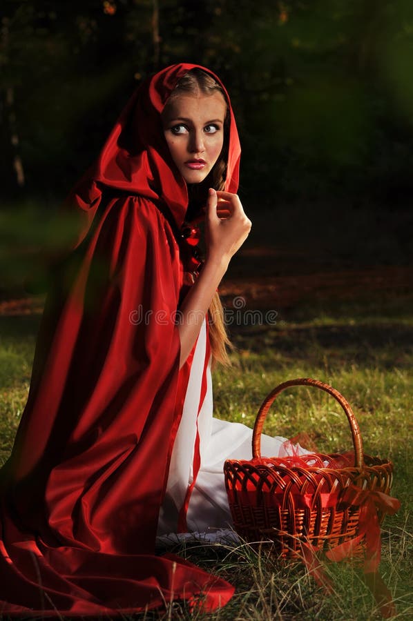 Petit Capuchon Rouge Dangereux Avec Une Hache Photo stock - Image du ...