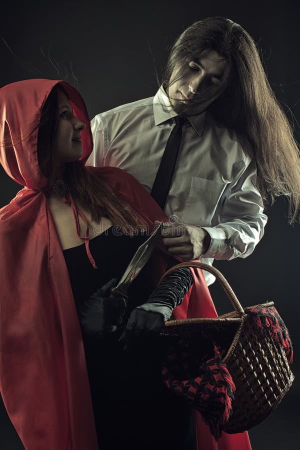 Capuchon rouge dangereux image stock. Image du panier - 32353785