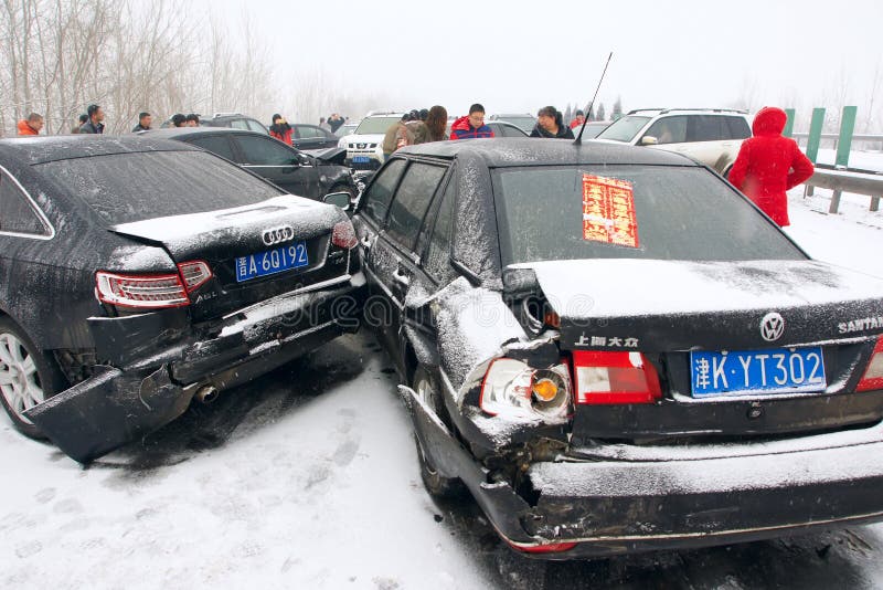 Car accident in the snow editorial photography. Image of autos - 29251917