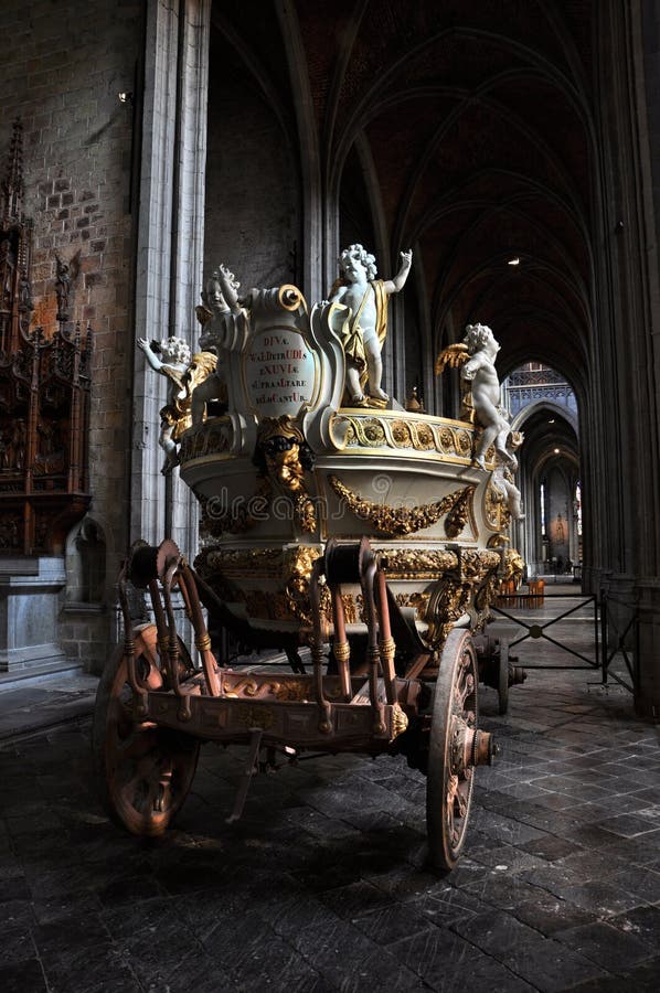 Car d or - gilded dray stock image. Image of trinity - 17958811