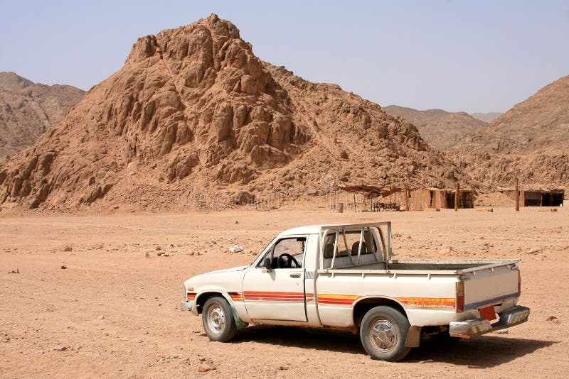 Jeep in the desert editorial photography. Image of cruiser - 35160857
