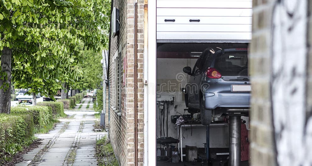 Car repair workshop stock image. Image of wrong, drive - 31084949