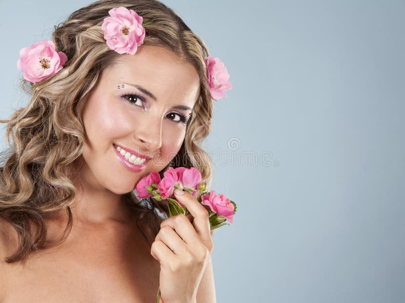 Cara Bonita Com Rosas Cor-de-rosa Imagem de Stock - Imagem de corpo ...