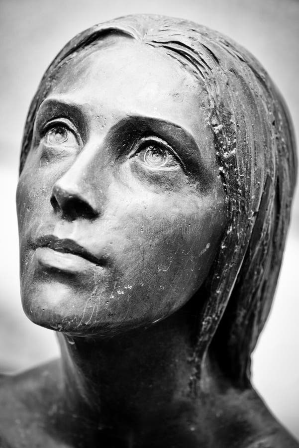 Cruz De La Piedra Sepulcral Foto de archivo - Imagen de entierro ...