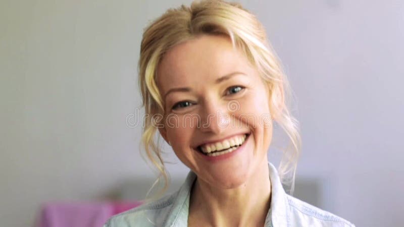 Cara De Risa Feliz De La Mujer Metrajes - Vídeo de mujer, lento: 94799888