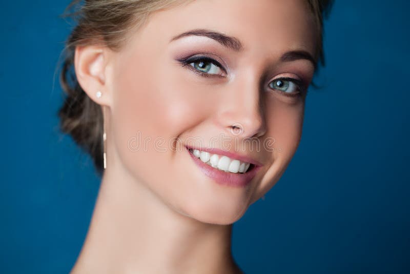 Cara De Sorriso Nova Da Mulher No Fundo Azul Imagem de Stock - Imagem ... Cara De Sorriso Nova Da Mulher No Fundo Azul Imagem de Stock - Imagem ...