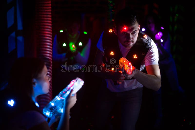 Cara Emocional Tocando Laser Tag Imagem de Stock - Imagem de eventos ... Cara Emocional Tocando Laser Tag Imagem de Stock - Imagem de eventos ...