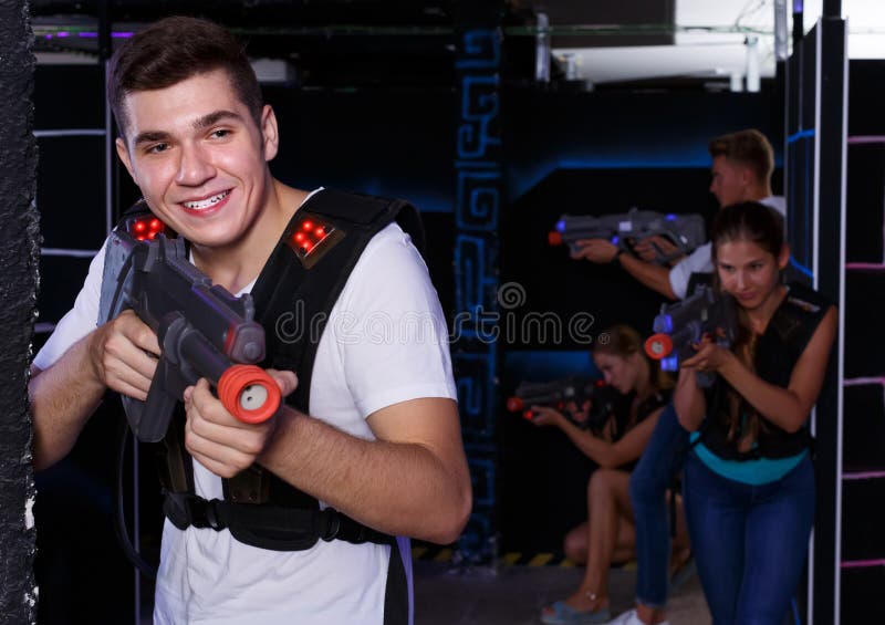 Cara Excitado Segurando Pistola Laser Tocando Laser Tag Com Amigos Na ... Cara Excitado Segurando Pistola Laser Tocando Laser Tag Com Amigos Na ...