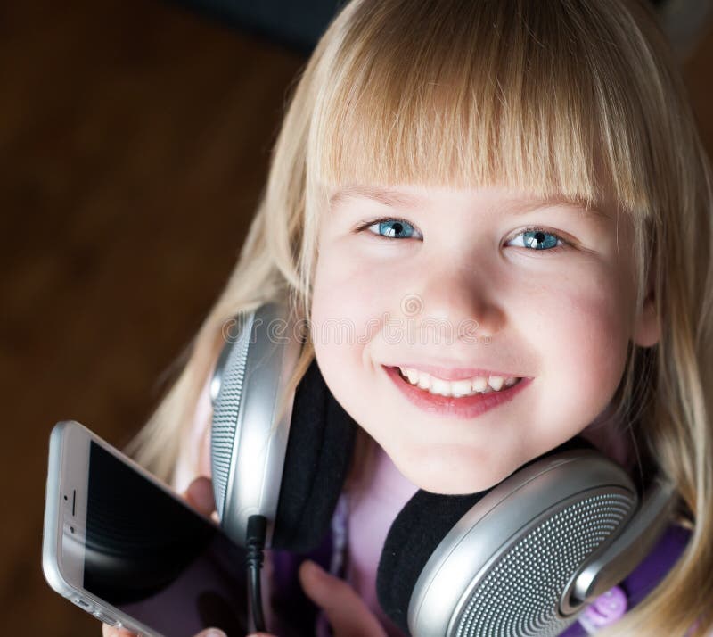 Cara, Fones De Ouvido E Smartphone, Sorriso Foto de Stock - Imagem de ...