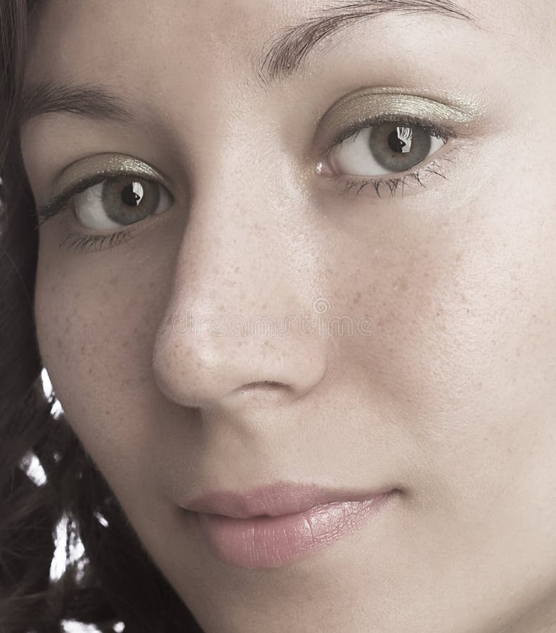 Cara hermosa con las pecas imagen de archivo. Imagen de lindo - 7562431