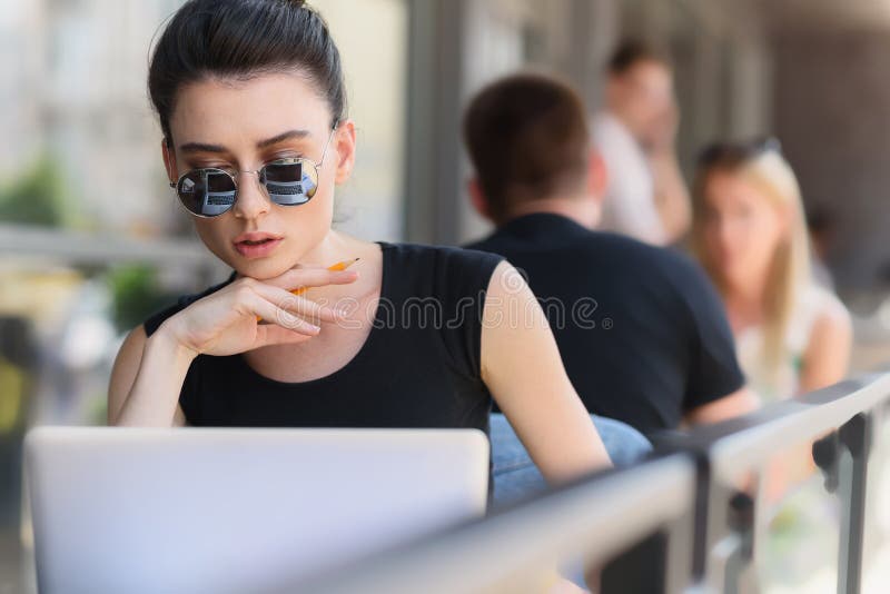 Cara Impasible De Una Mujer Imagen de archivo - Imagen de manera ...