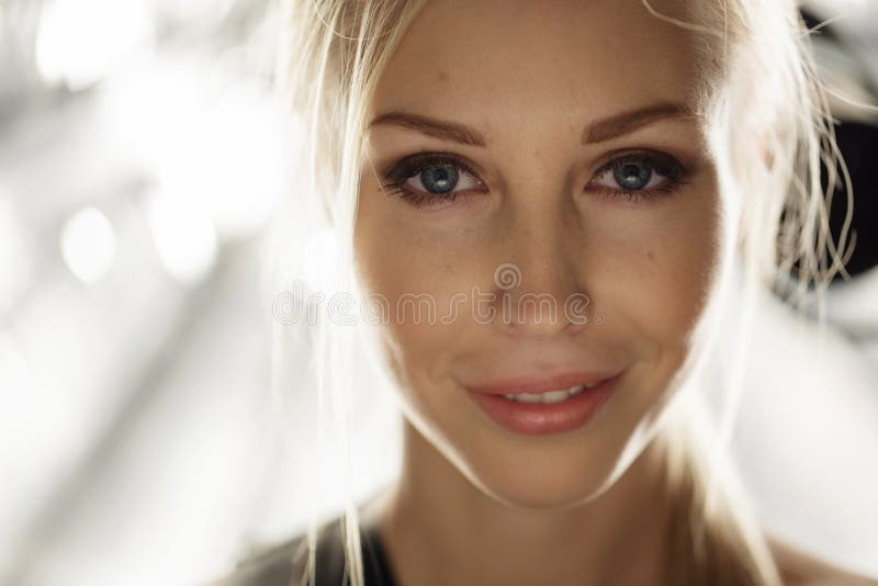 Cara modelo de la belleza foto de archivo. Imagen de persona - 101783256