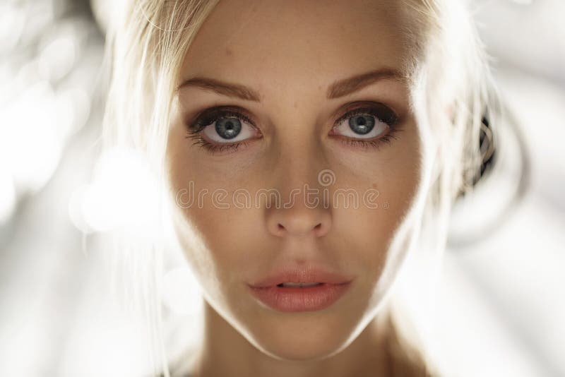 Cara modelo de la belleza foto de archivo. Imagen de pista - 101783578