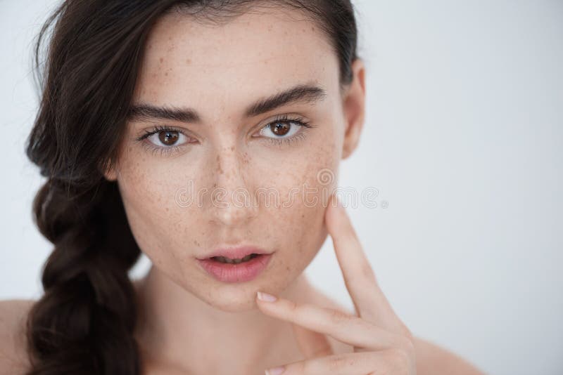 Cara Relajada Joven De La Muchacha En El Fondo Blanco Foto de archivo ...