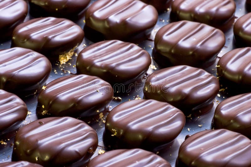 Caramelo De Chocolate Con Oro Foto de archivo - Imagen de alimento ...