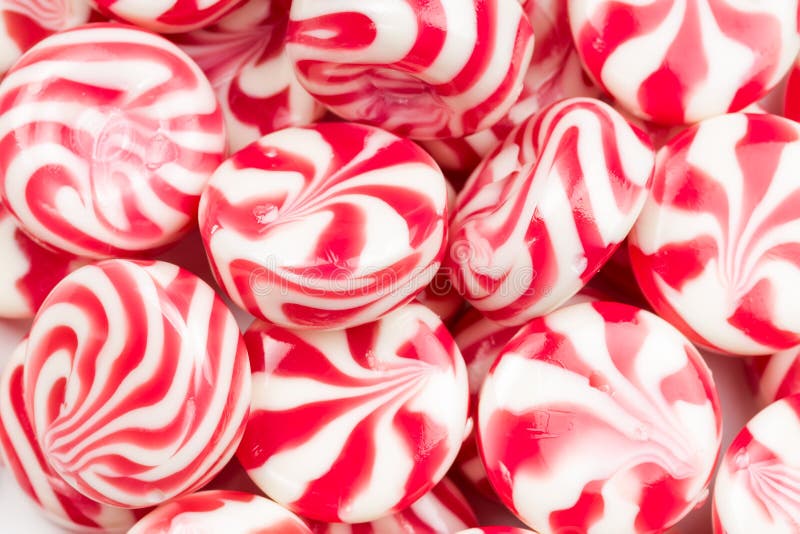 Caramelos blancos rojos foto de archivo. Imagen de espiral - 18171368