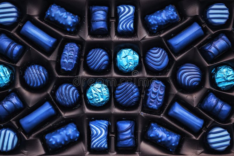 Caramelos De Chocolate Azules En La Caja Foto de archivo - Imagen de ...