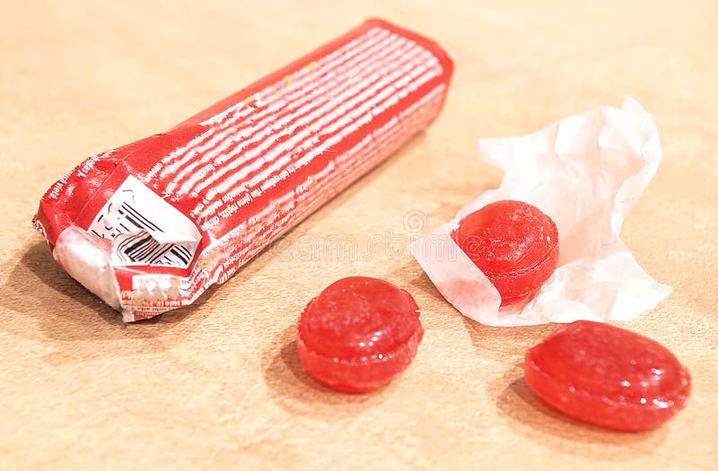 Caramelos dulces rojos foto de archivo. Imagen de aislado - 64545760