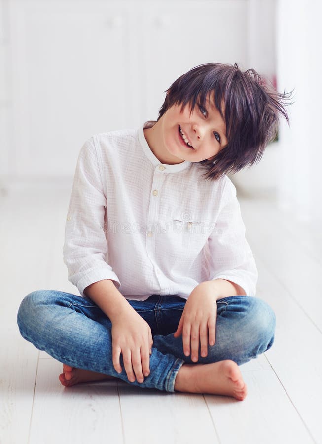 Carattere Sorridente Del Ragazzo Di Manga Di Anime Giovane Che Posa a ... Carattere Sorridente Del Ragazzo Di Manga Di Anime Giovane Che Posa a ...