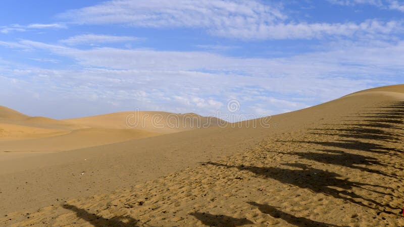 Caravan in de woestijn stock foto. Image of azië, china - 26221798