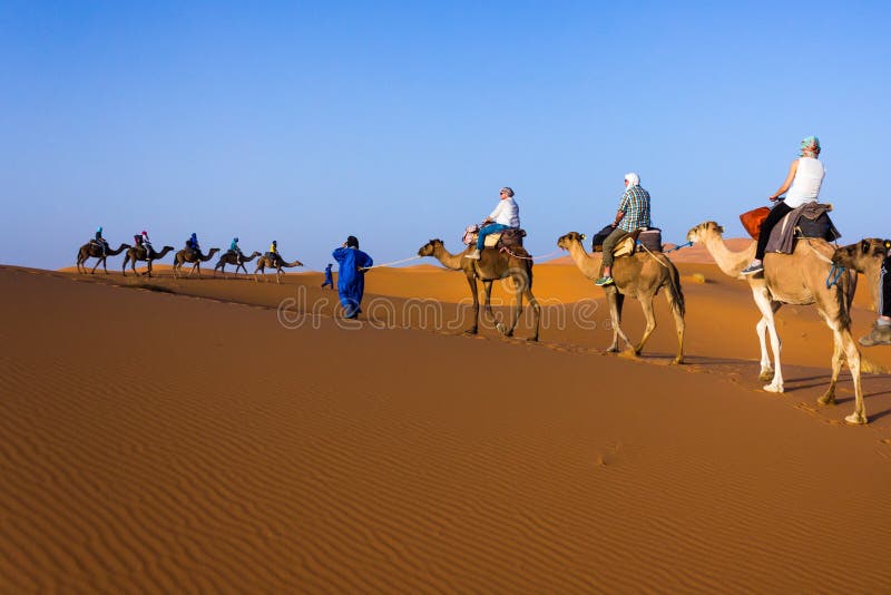 Caravan op de Sahara redactionele stock foto. Image of berber - 40650493