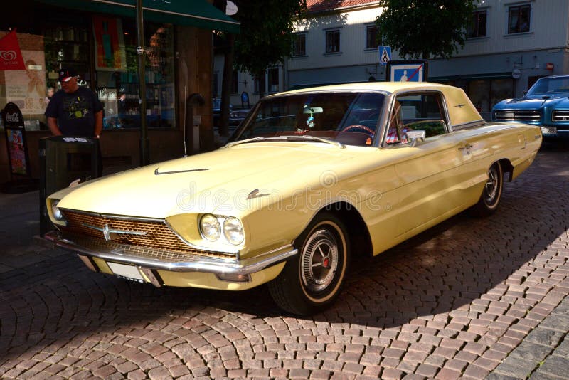 Caravan Van Amerikaanse Retro Auto's Redactionele Afbeelding - Image of ...