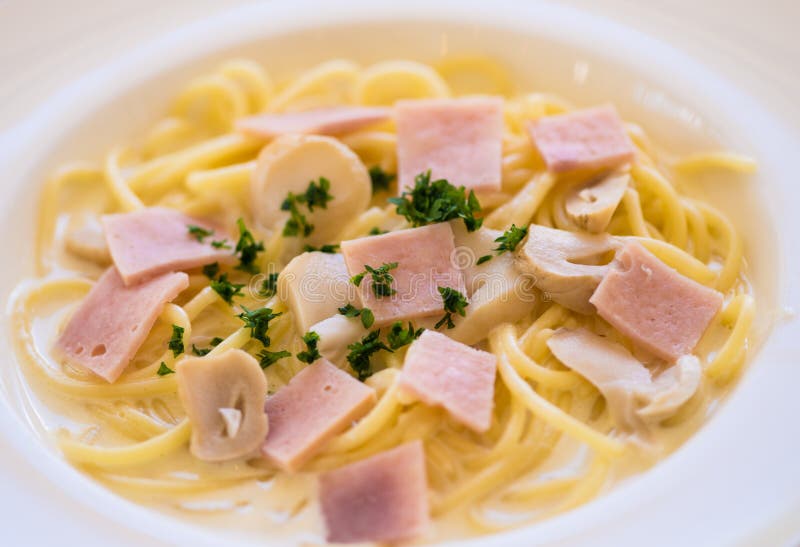 Spaghetti Carbonara Avec Du Jambon Et Le Fromage Photo stock - Image du ...