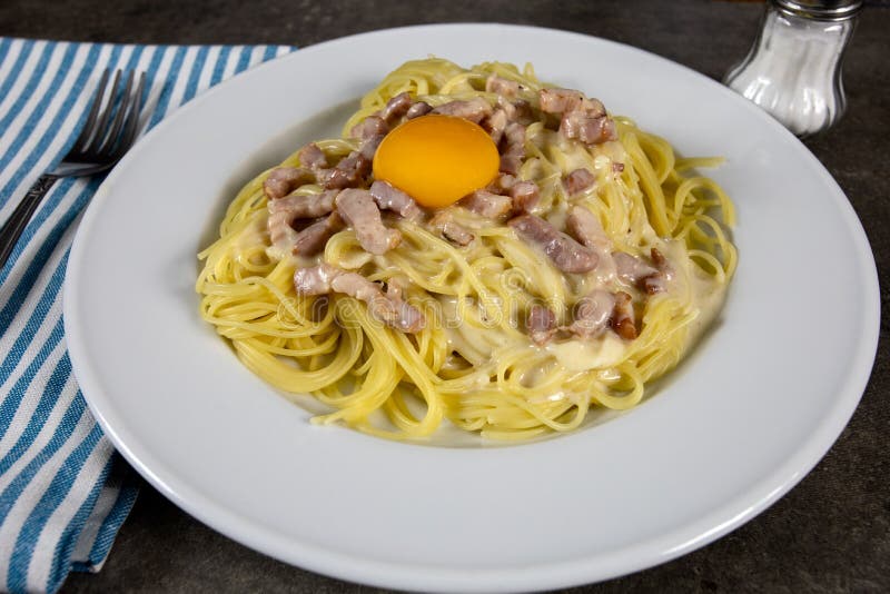 Carbonara Spaghetti in a Pan Stock Image - Image of coppa, cream: 243533741