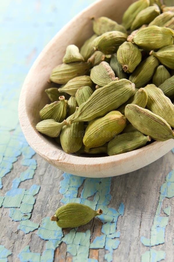 Cardamomo imagen de archivo. Imagen de pizarra, vainas - 7124927