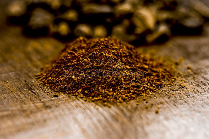 Cardamomo con su polvo foto de archivo. Imagen de negro - 114140252