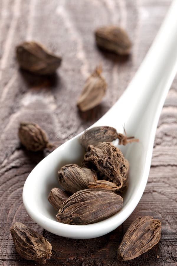 Cardamomo Negro O Subulato De Amomo Aislado En Fondo Blanco Con ...