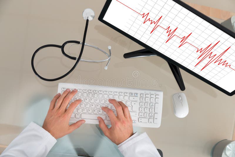 Cardiogramma Del Dottore with Computer Showing Fotografia Stock ...