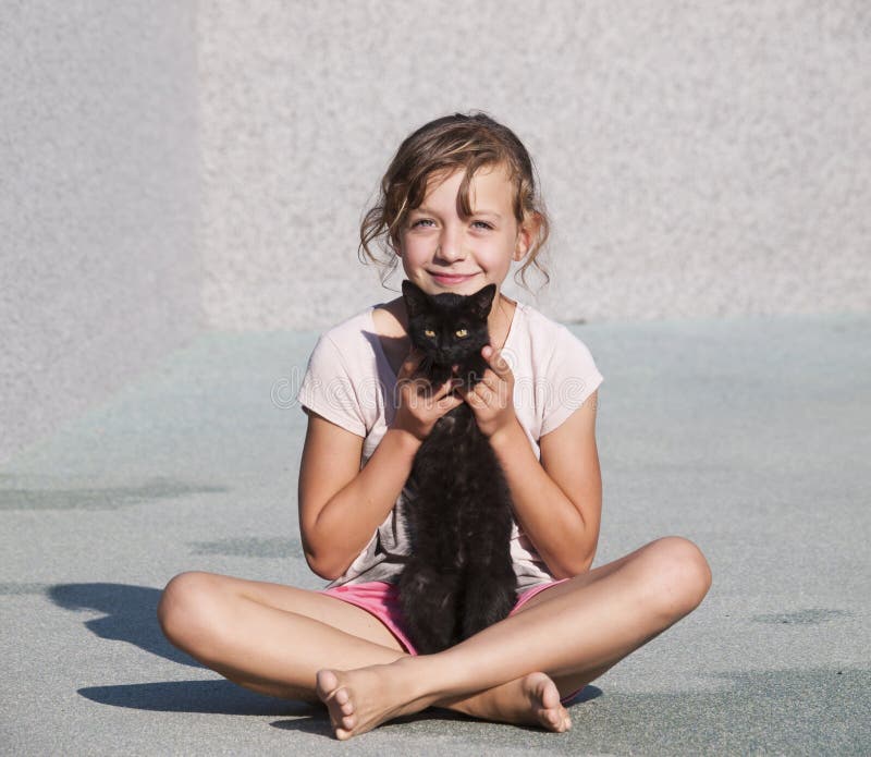 816 Photos De Caresse De Jeune Fille Avec Le Chaton Photos De Stock