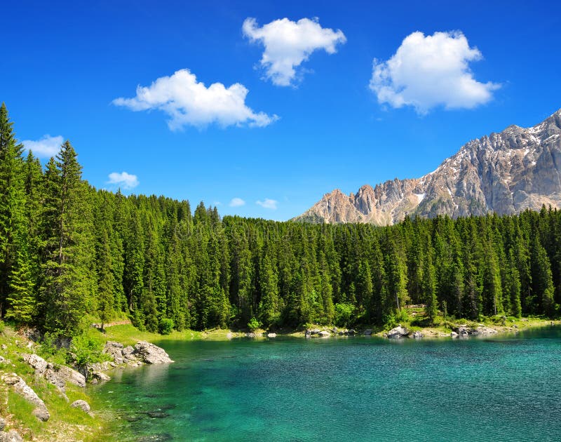 Carezza See - Dolomit, Alpen, Italien Stockbild - Bild von wolken, baum ...