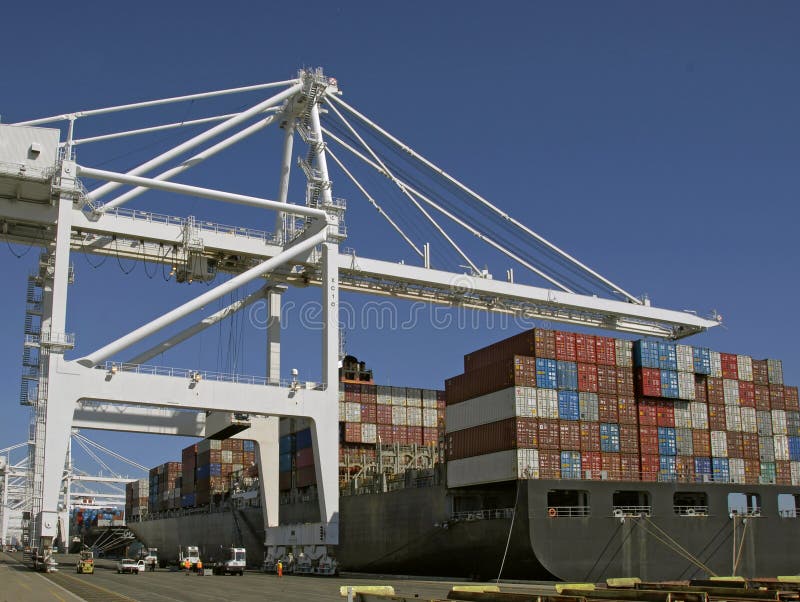 Cargamento De Portacontenedores Imagen de archivo - Imagen de muelle ...