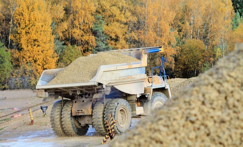 Cargamento del transporte imagen de archivo. Imagen de coche - 102096761