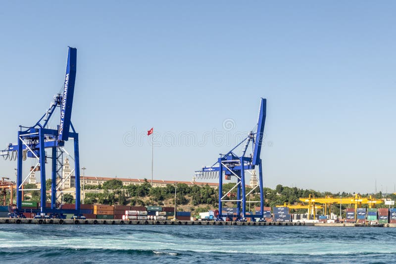 Cargo Dans Le Port D'Istanbul Photo stock éditorial - Image du istanbul ...