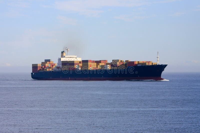 Cargo de conteneur en mer. image stock. Image du conteneur - 12359039