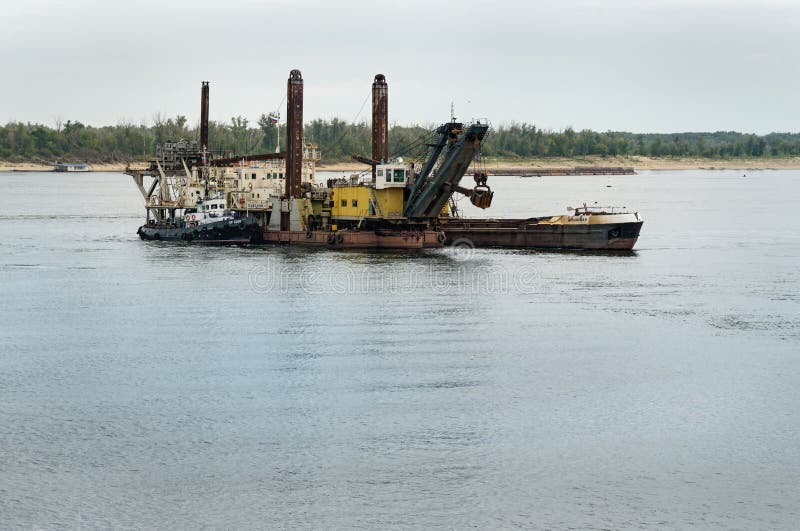 Bateau De Dragage Sur Le Fleuve Delaware Par Philadelphie Image ...
