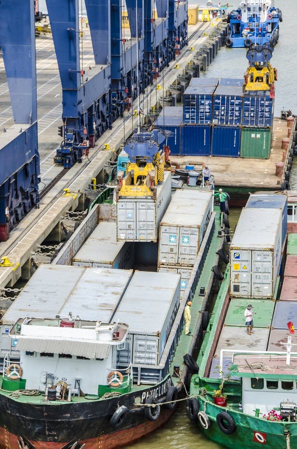 Cargo Del Cargamento En La Nave Imagen de archivo editorial - Imagen de ...