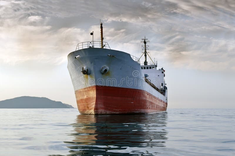 Cargo en mer photo stock. Image du international, calme - 31995202