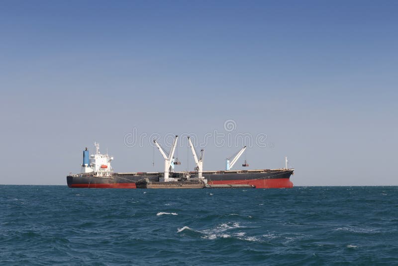 Cargo en mer image stock. Image du grue, marchandises - 110253217