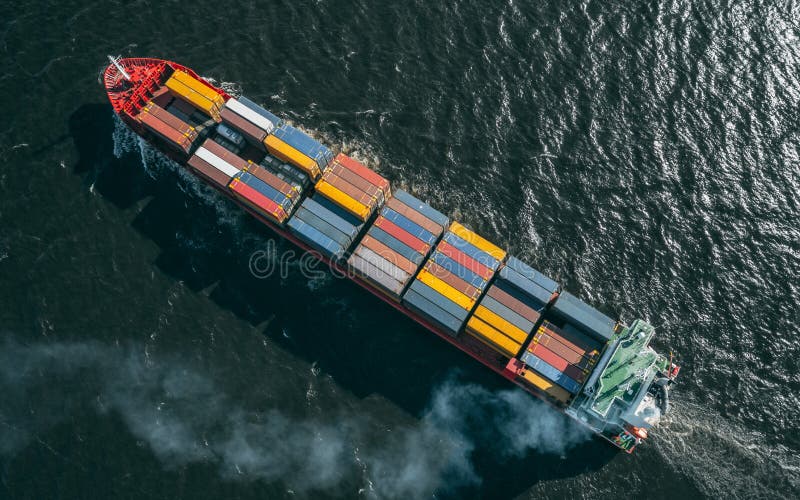 Cargo en mer photo stock. Image du commerce, bateau - 252120668