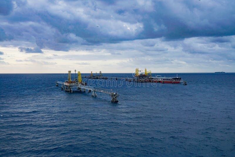 Cargo Loading Facilities on the Atlantic Ocean at Freeport Bahamas ...