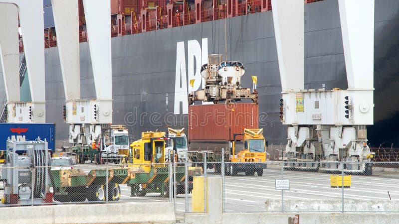 Cargo Ship APL SAVANNAH Loading at the Port of Oakland Editorial ...