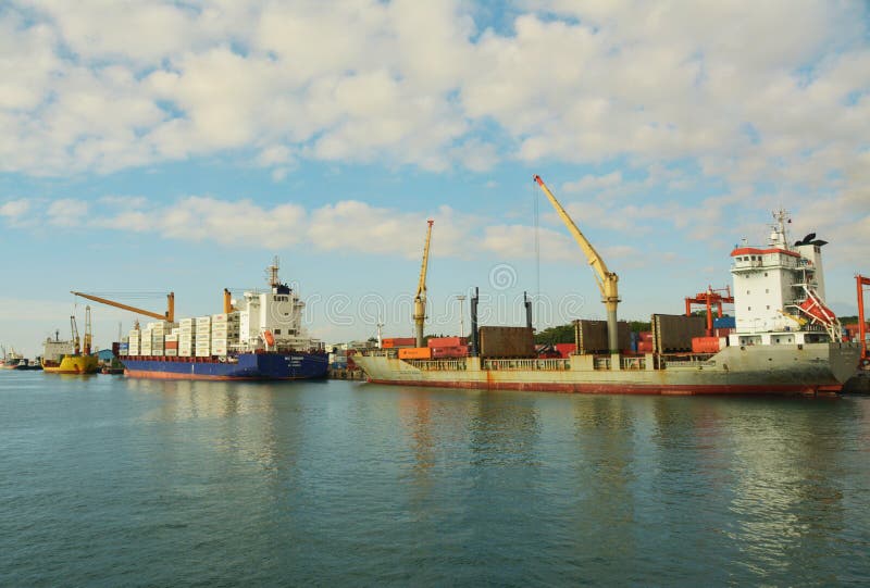Cargo ship editorial image. Image of port, machine, loading - 46323630